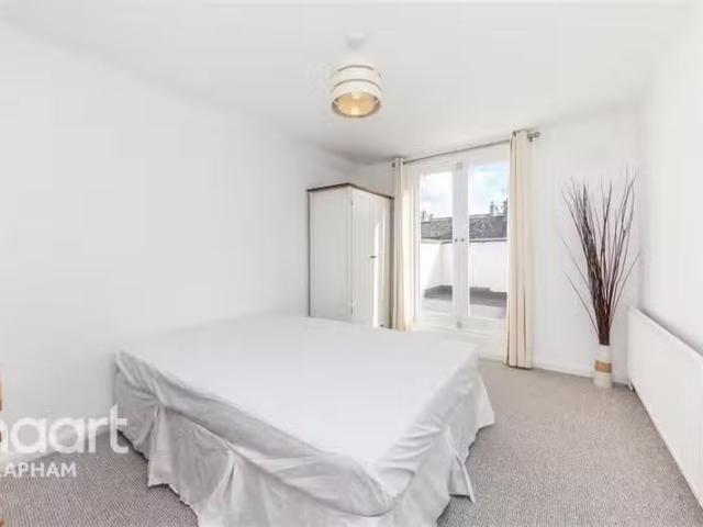 Queenstown Road, SW8 2 bed flat to rent £2,500 pcm £577 pw