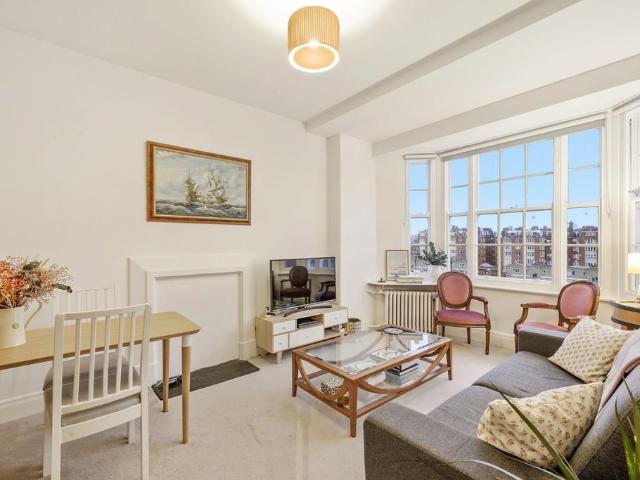 Queensway, Bayswater W2 2 bed flat to rent £2,700 pcm £623 pw