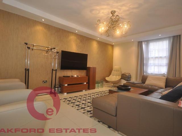 Queensway, Bayswater W2 3 bed apartment to rent £4,550 pcm £1,050 pw
