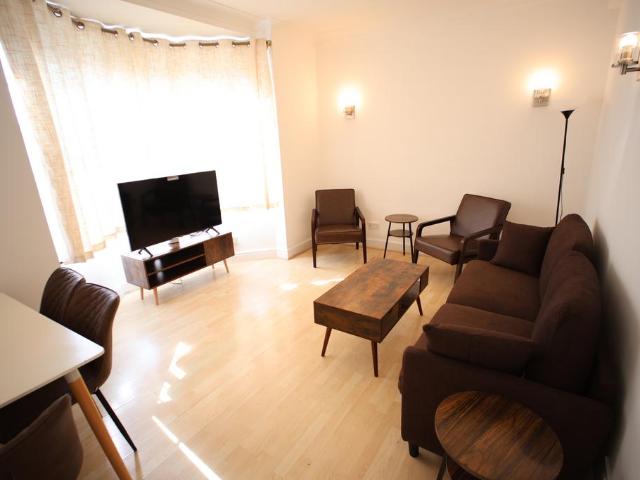 Queensway, London W2 4 bed flat to rent £3,792 pcm £875 pw