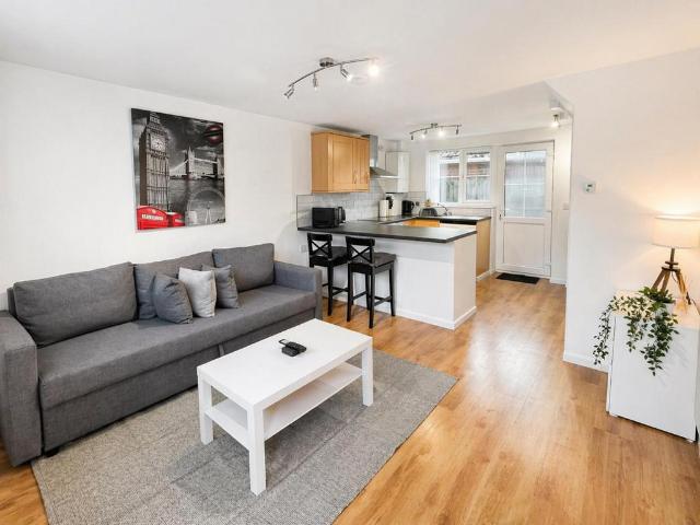 Queensway, Mildenhall IP28 1 bed terraced house to rent £1,215 pcm £280 pw