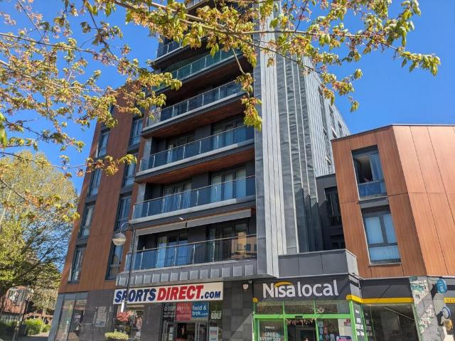 Queensway, Redhill 2 bed apartment to rent £1,700 pcm £392 pw