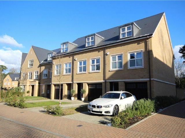 Queenswood Crescent, Englefield. 3 bed terraced house to rent £2,650 pcm £612 pw