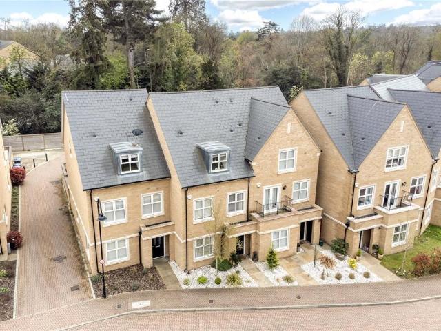 Queenswood Crescent, Englefield. 5 bed house to rent £3,500 pcm £808 pw