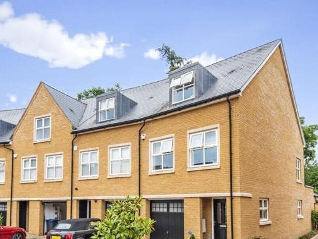 Queenswood Cresent, Engelfield Green, 3 Bedroom End