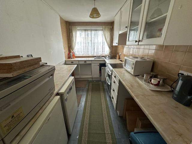 Queenswood Gardens, London E11, 2 bed flat to rent, £1,800 pcm | PrimeLocation
