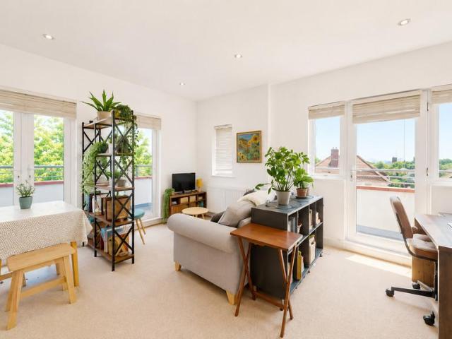 Queens Court, Cowley 1 bed apartment to rent £1,650 pcm £381 pw