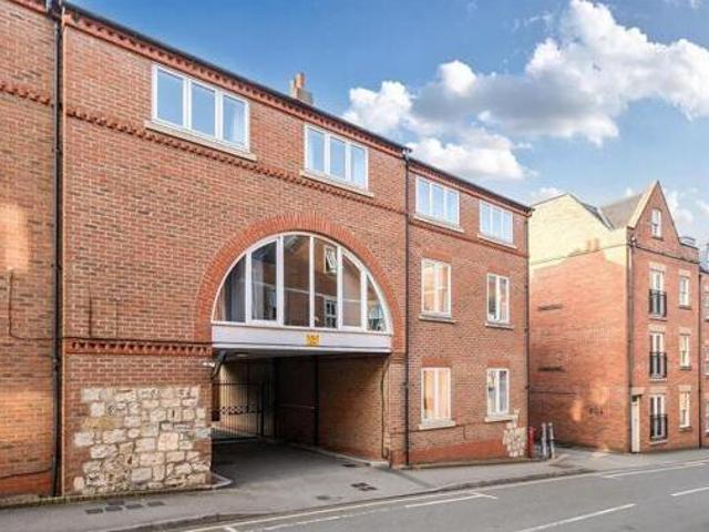 Queens Court, Fetter Lane, 2 Bedroom Flat
