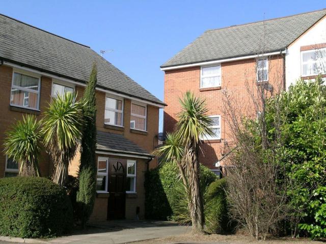 Queens Court, Queens Road, Slough SL1, 1 bed flat to rent, £1,000 pcm | PrimeLocation