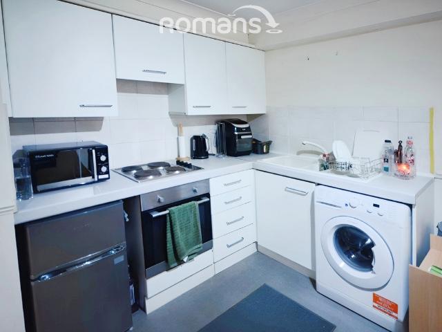 Queens Court, Queens Road, Slough SL1, 1 bed flat to rent, £1,100 pcm | PrimeLocation