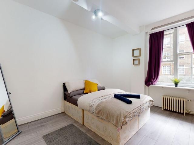 Queen's Court, Queensway, London W2, 2 bed flat to rent, £5,900 pcm | PrimeLocation