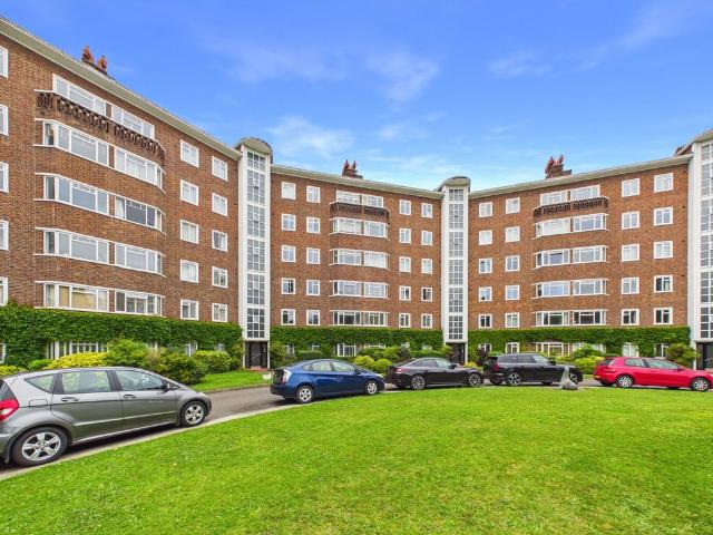 Queens Court, Richmond 3 bed apartment to rent £2,950 pcm £681 pw