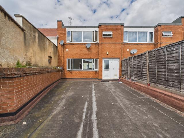 Queens Court, Tewkesbury, Gloucestershire GL20, 2 bed flat to rent, £875 pcm | PrimeLocation
