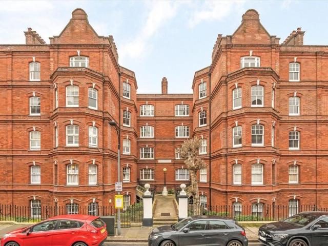 Queen's Club Gardens, London W14 3 bed flat to rent £3,980 pcm £918 pw