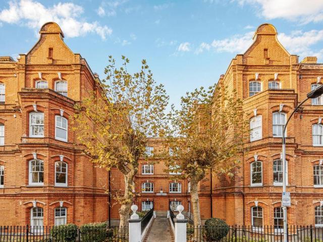 Queen's Club Gardens, London, W14 2 bed flat to rent £2,500 pcm £577 pw