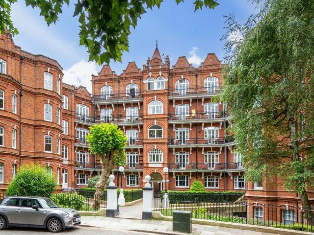 Queen's Club Gardens, London W14 2 bed flat to rent £3,000 pcm £692 pw