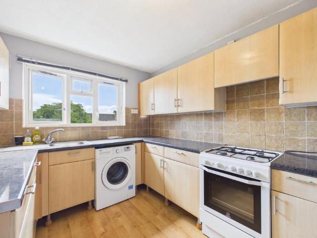 Queens Close, Old Windsor, Windsor. 2 bed maisonette to rent £1,650 pcm £381 pw