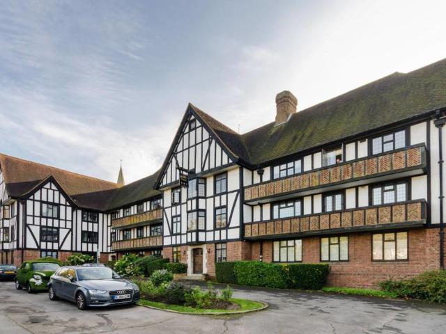 Queens Close, Lammas Lane, Esher. 2 bed flat to rent £2,500 pcm £577 pw