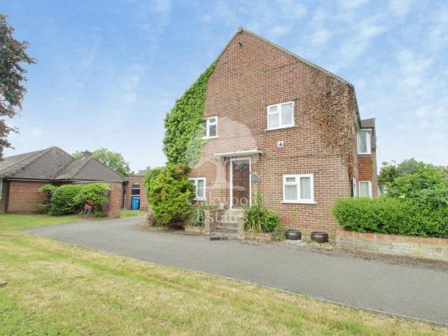 Queens Close, Windsor SL4 2 bed maisonette to rent £1,550 pcm £358 pw