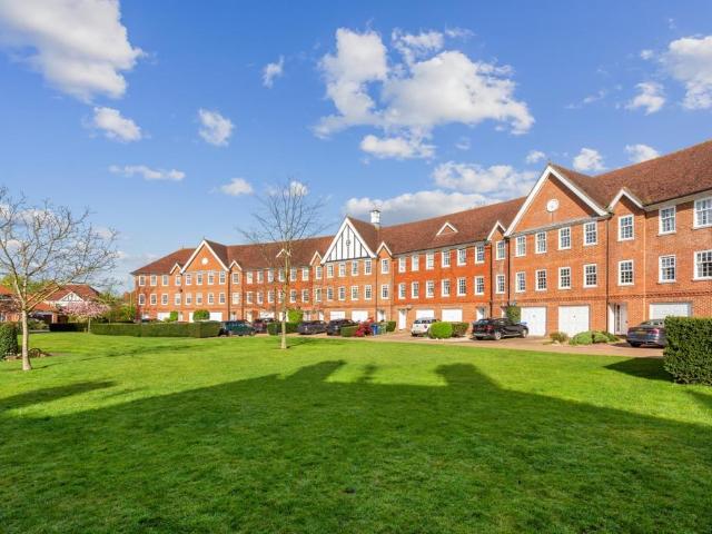 Queens Acre Windsor SL4 4 bed townhouse to rent £3,400 pcm £785 pw