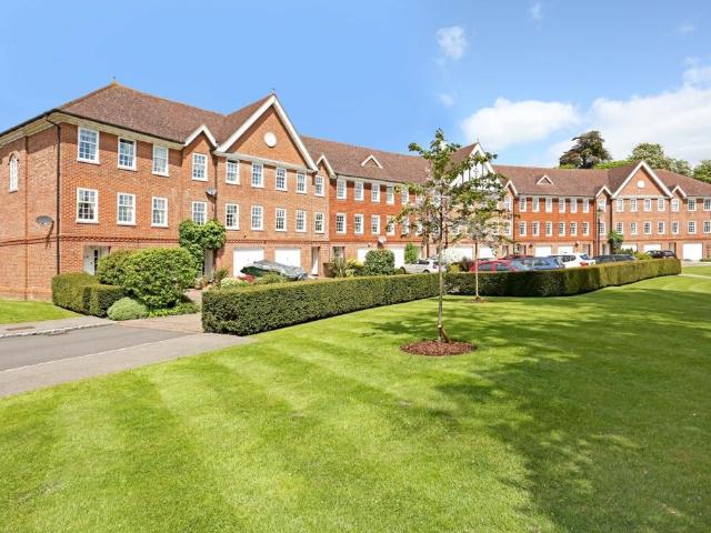 Queens Acre Windsor SL4 5 bed townhouse to rent £3,450 pcm £796 pw