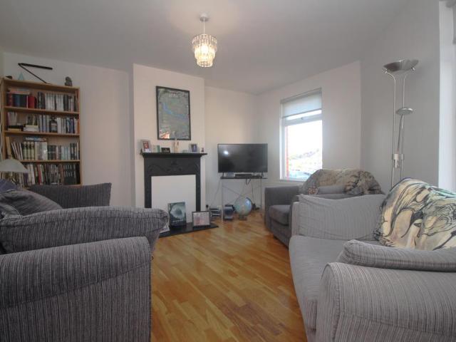 Queens Avenue, Watford WD18 2 bed flat to rent £1,495 pcm £345 pw