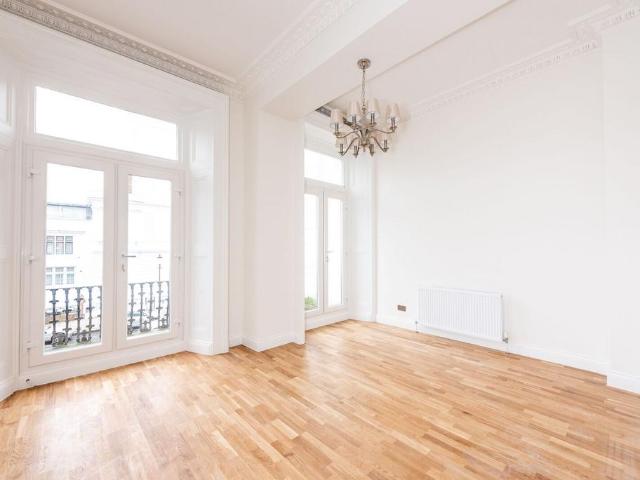 Queens Gate Terrace, Kensington. 2 bed flat to rent £6,933 pcm £1,600 pw