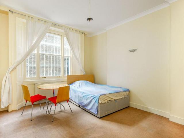 Queens Gate Terrace, South. Studio to rent £2,167 pcm £500 pw