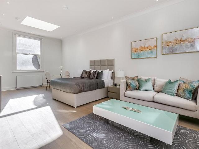 Queens Gate Terrace, South. Studio to rent £3,000 pcm £692 pw