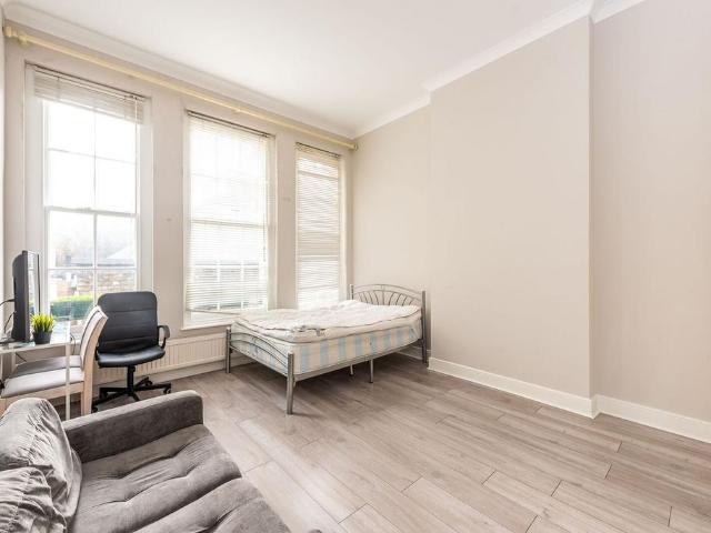 Queens Gate Terrace, South. Studio to rent £4,334 pcm £1,000 pw