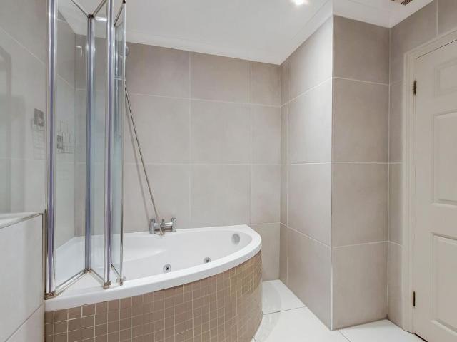 Queens Gate Terrace, South. 2 bed flat to rent £3,575 pcm £825 pw