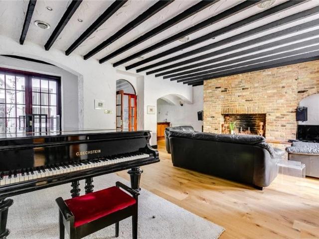 QUEENS GATE GARDENS, London, SW7 3 bed flat to rent £8,450 pcm £1,950 pw