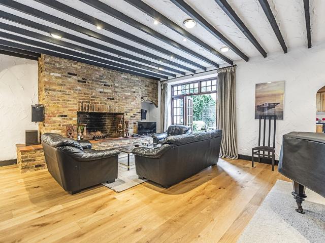 Queen's Gate Gardens, London SW7, 3 bed flat to rent, £8,450 pcm | PrimeLocation
