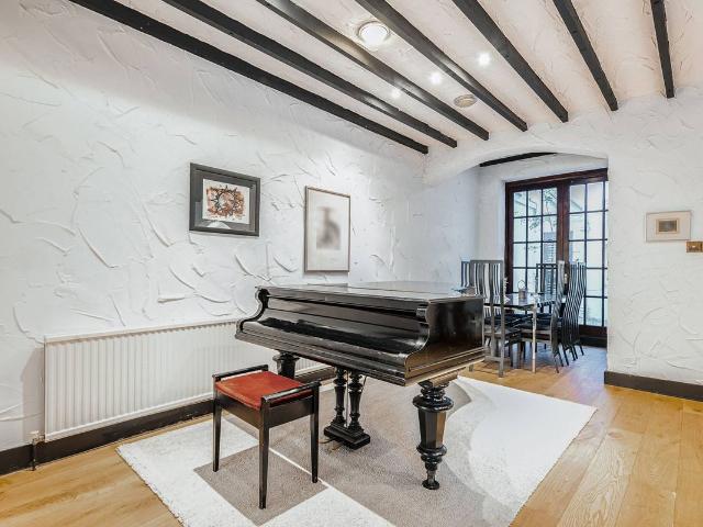 Queens Gate Gardens, South Kensington, London SW7, 3 bed flat to rent, £8,450 pcm | PrimeLocation