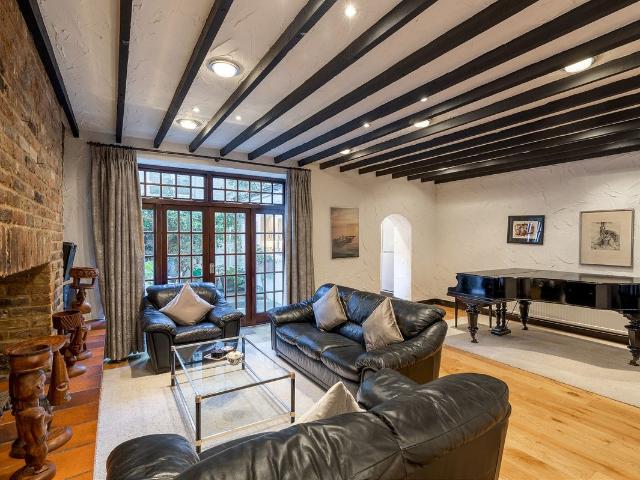 Queens Gate Gardens, South Kensington, London SW7, 3 bed flat to rent, £8,645 pcm | PrimeLocation
