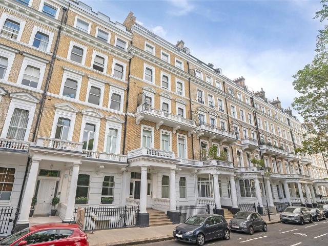 Queen's Gate Gardens, South. Studio to rent £1,450 pcm £335 pw