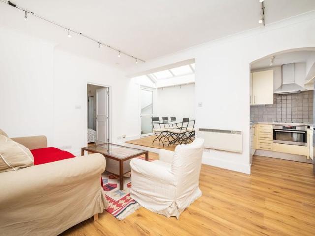 Queens Gate Gardens, South. 1 bed flat to rent £2,340 pcm £540 pw