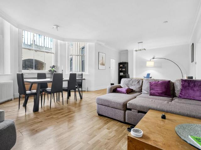 Queen's Gate, London SW7 2 bed flat to rent £3,683 pcm £850 pw