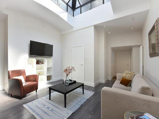 Queens Gate, London, SW7 3 bed flat to rent £4,550 pcm £1,050 pw