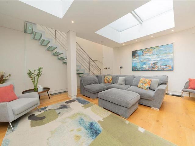 Queen's Gate Mews, London SW7 3 bed house to rent £7,999 pcm £1,846 pw