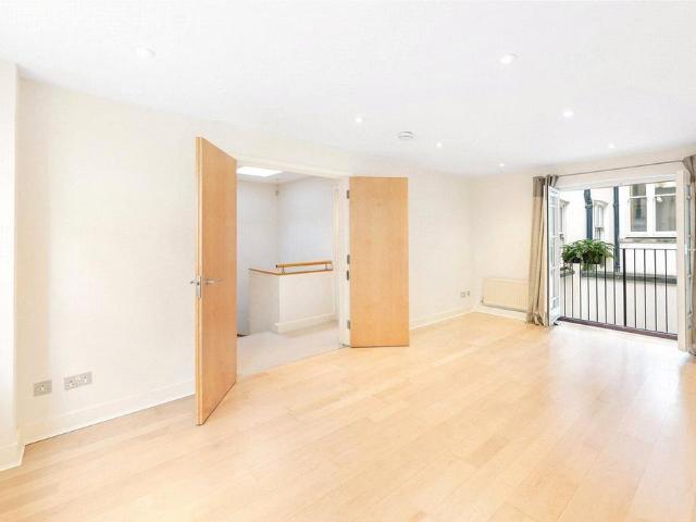 Queen's Gate Mews, South Kensington. 3 bed mews to rent £3,750 pcm £865 pw