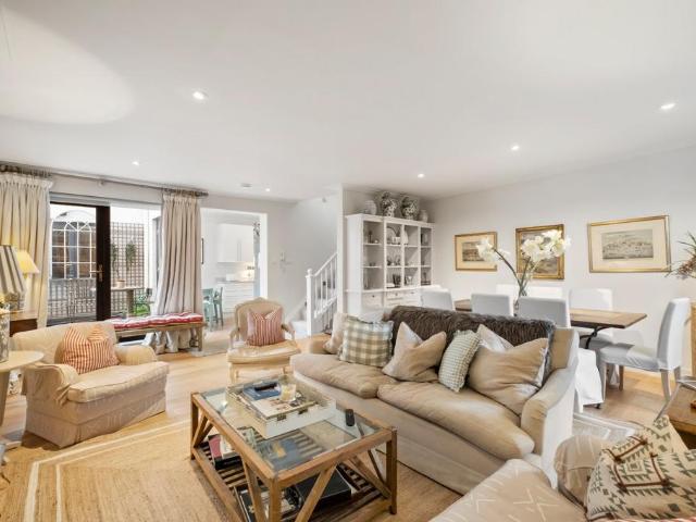 Queens Gate Mews, South Kensington. 4 bed mews to rent £12,000 pcm £2,769 pw