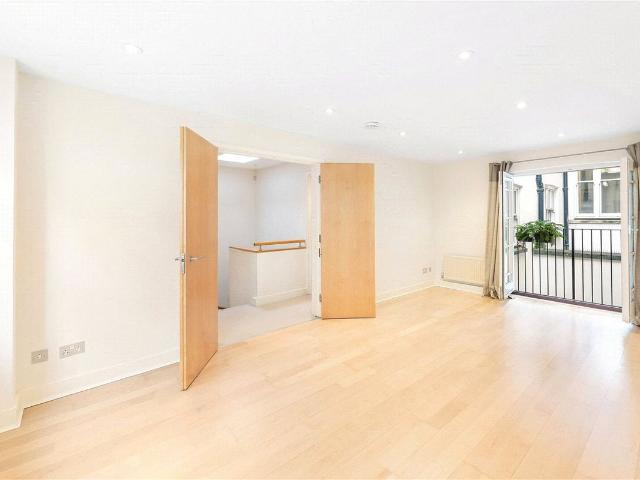 Queen's Gate Mews, South Kensington, London SW7, 3 bed flat to rent, £3,750 pcm | PrimeLocation
