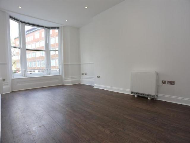 Queens Gate, North street, Brighton 2 bed flat to rent £1,750 pcm £404 pw