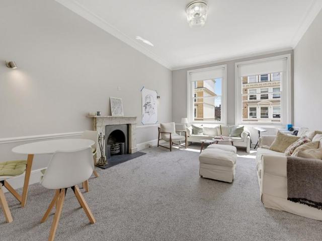 Queen's Gate Place, London 2 bed flat to rent £4,500 pcm £1,038 pw