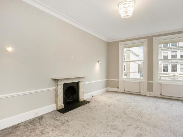 Queen's Gate Place, South Kensington. 2 bed apartment to rent £4,500 pcm £1,038 pw