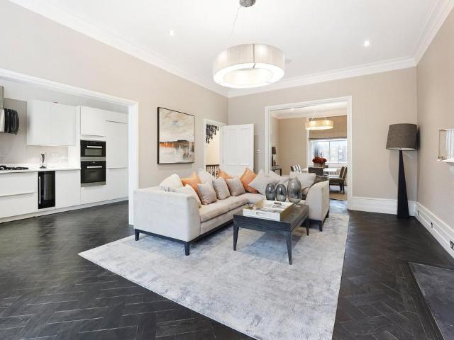 Queens Gate Place, South Kensington. 3 bed flat to rent £8,400 pcm £1,938 pw
