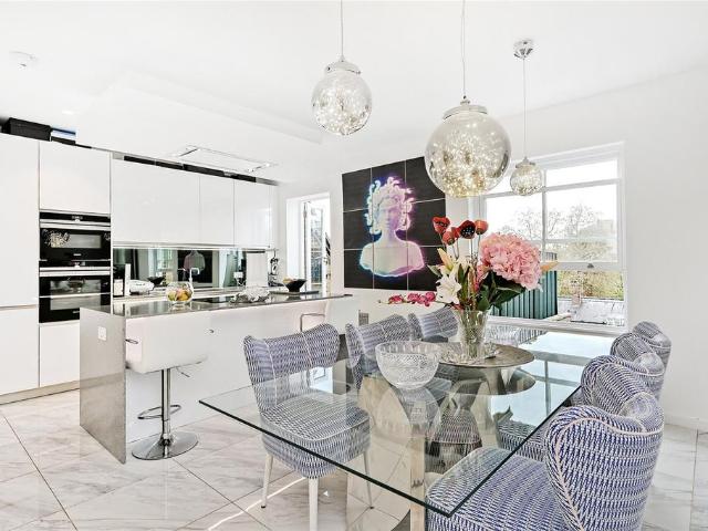 Queens Gate, South Kensington, London 3 bed flat to rent £9,000 pcm £2,077 pw