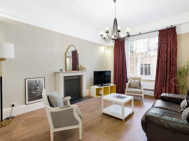 Queen's Gate, South Kensington, London, SW7 Century 21 United Kingdom