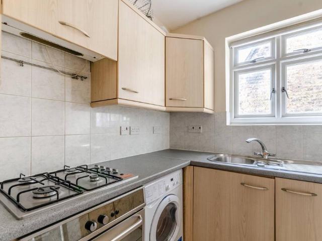 Queen's Gate, South Kensington. Studio to rent £1,950 pcm £450 pw